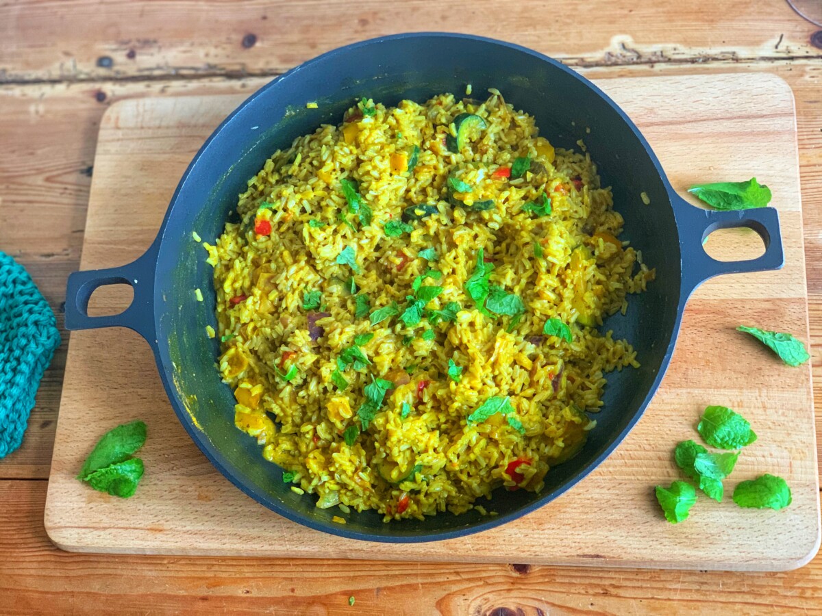 Easy Indian Coconut Curry Rice - Munchyesta