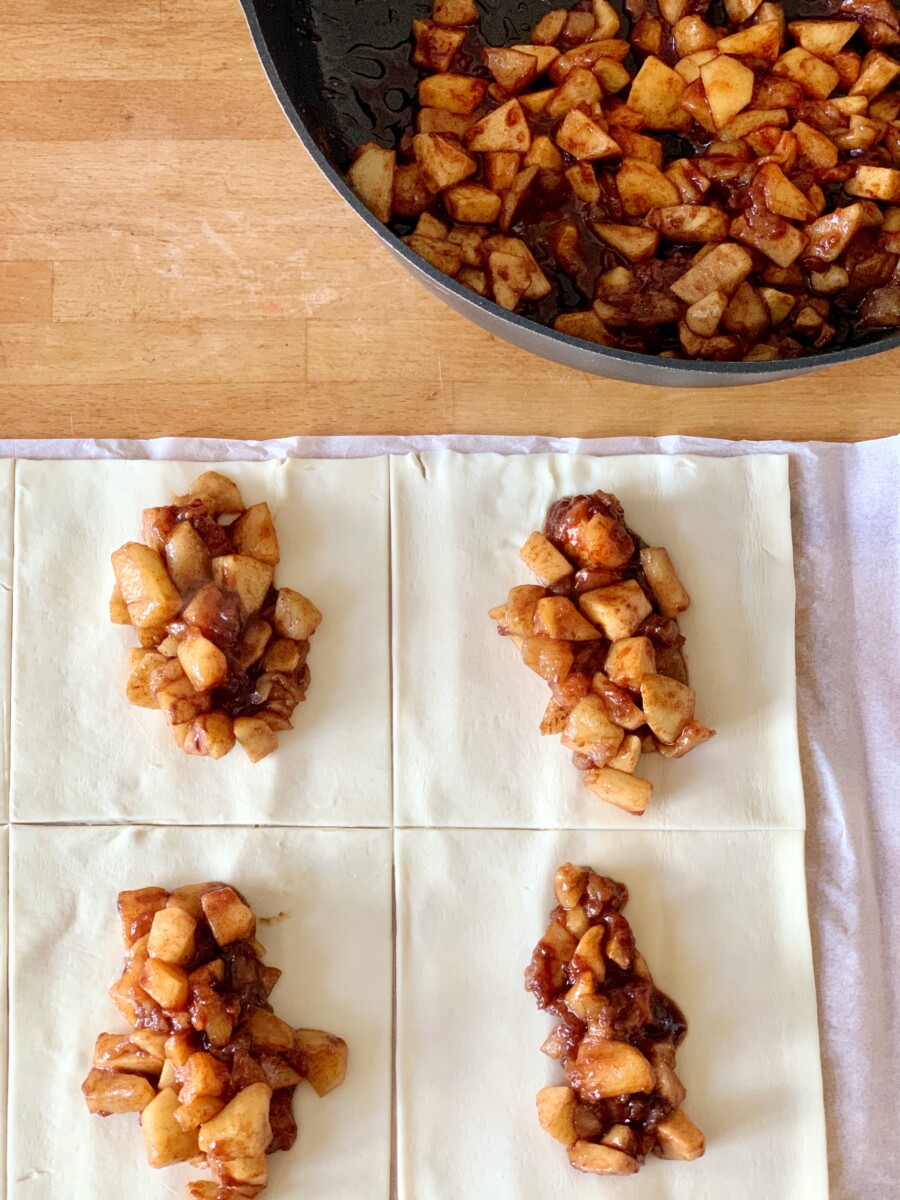 Delicious and Easy Apple Pie Pockets (vegan) - Munchyesta