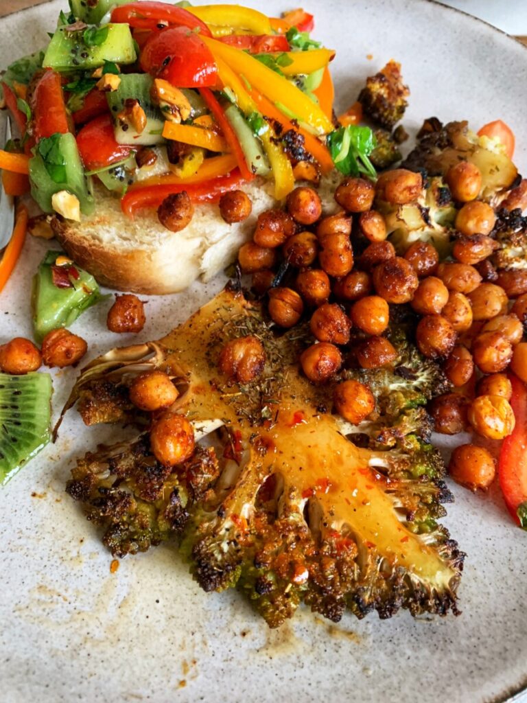 Easy Romanesco Broccoli Steaks (vegan) - Munchyesta