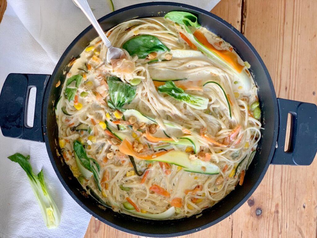 Thai Curry Rice Noodles (easy vegan Creamy recipe) - Munchyesta