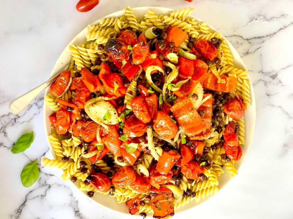 Easy Greek Fennel Pasta with Pesto, Peppers, and Chili Oil - Munchyesta