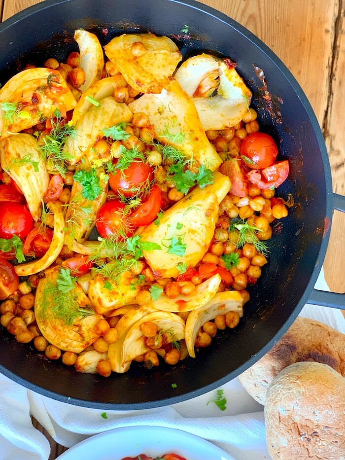 Easy Greek Fennel Salad with Tomatoes and Chickpeas - Munchyesta