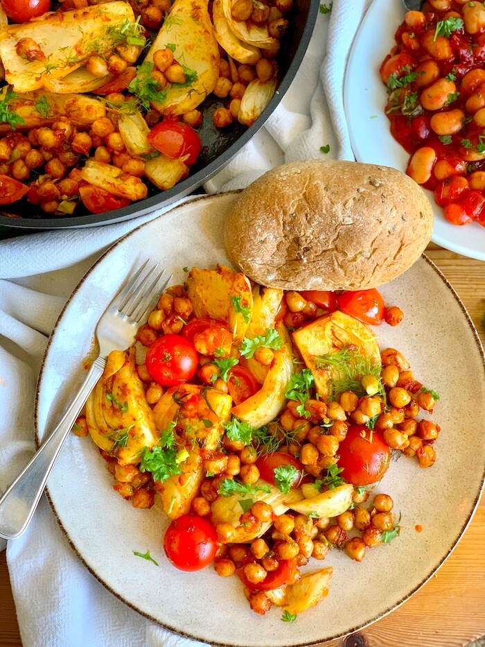 Easy Greek Fennel Salad with Tomatoes and Chickpeas - Munchyesta