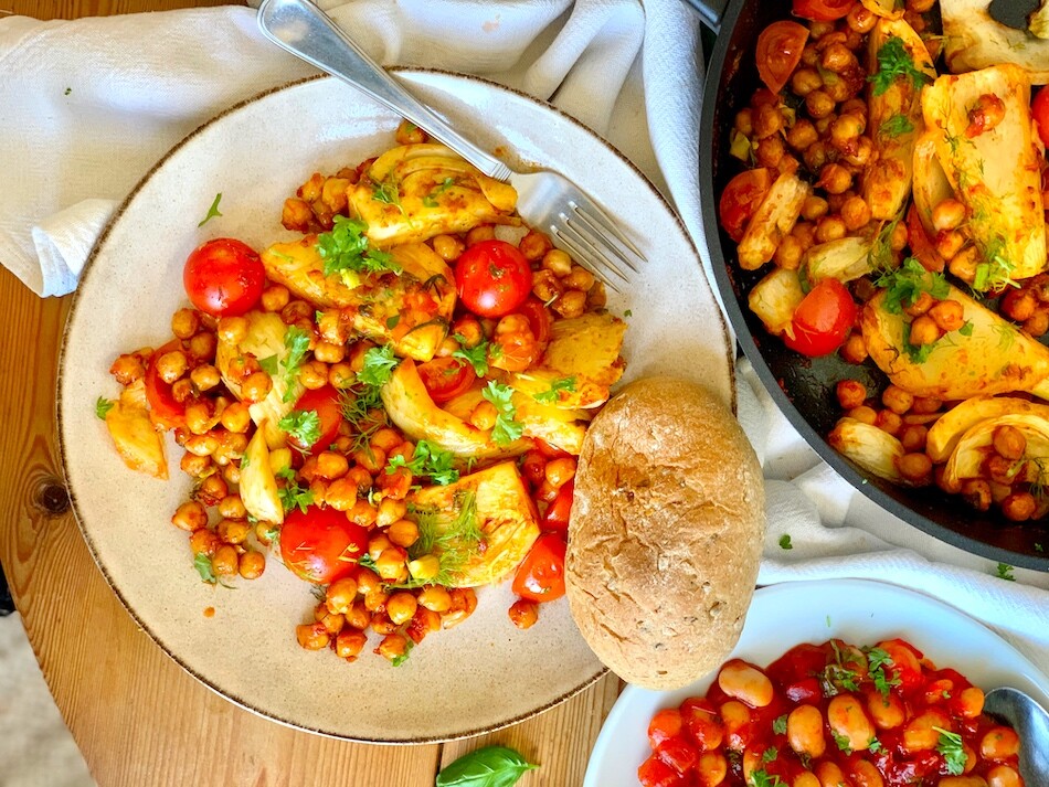 Easy Greek Fennel Salad with Tomatoes and Chickpeas - Munchyesta