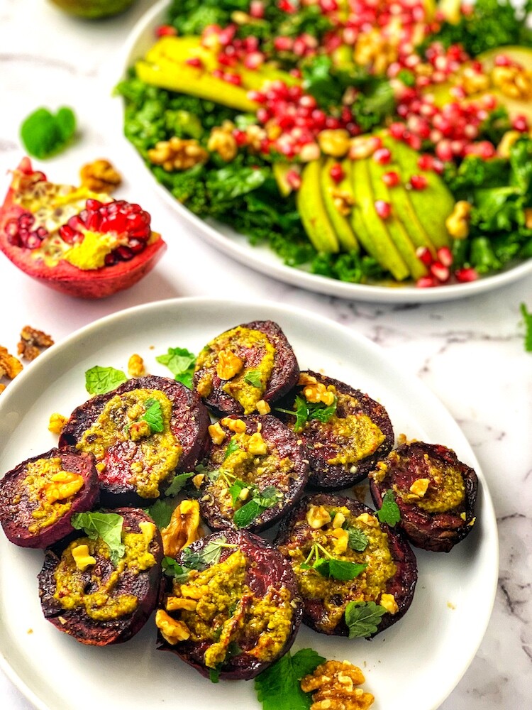 Crispy Smashed Beets with vegan Basil Pesto - Munchyesta
