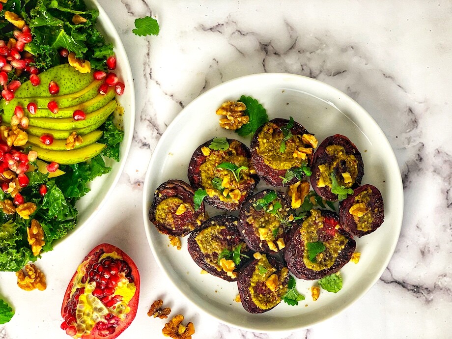 Crispy Smashed Beets with vegan Basil Pesto - Munchyesta