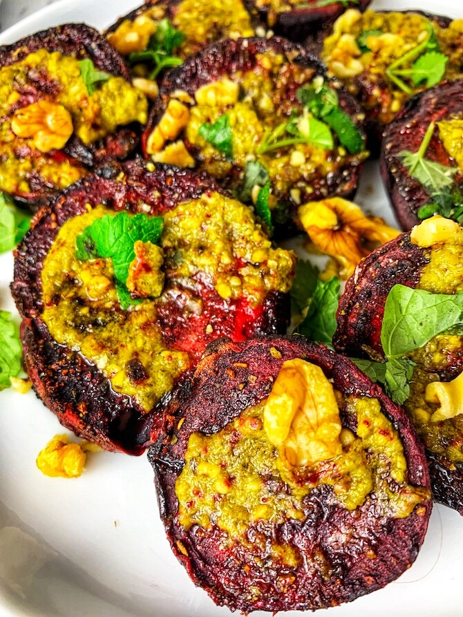 Crispy Smashed Beets with vegan Basil Pesto - Munchyesta