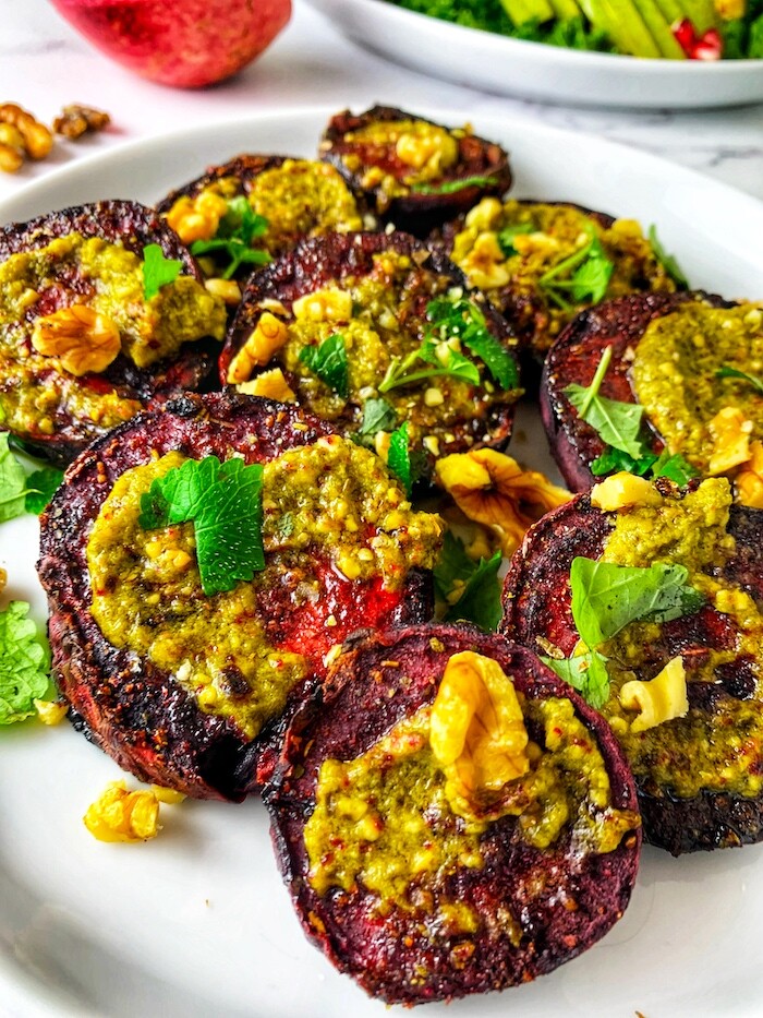 Crispy Smashed Beets with vegan Basil Pesto - Munchyesta