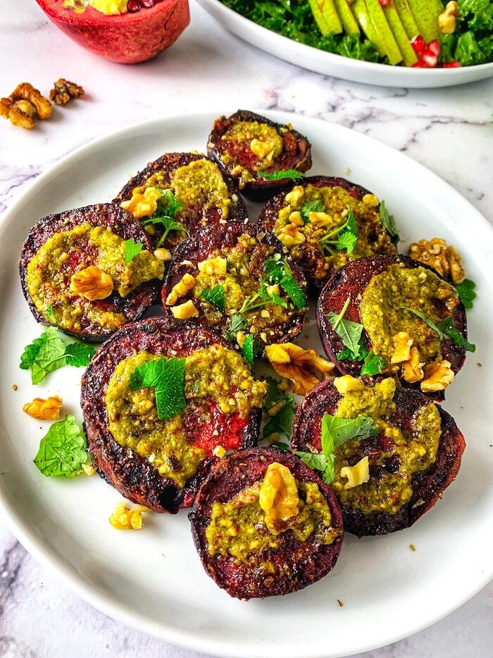 Crispy Smashed Beets with vegan Basil Pesto - Munchyesta