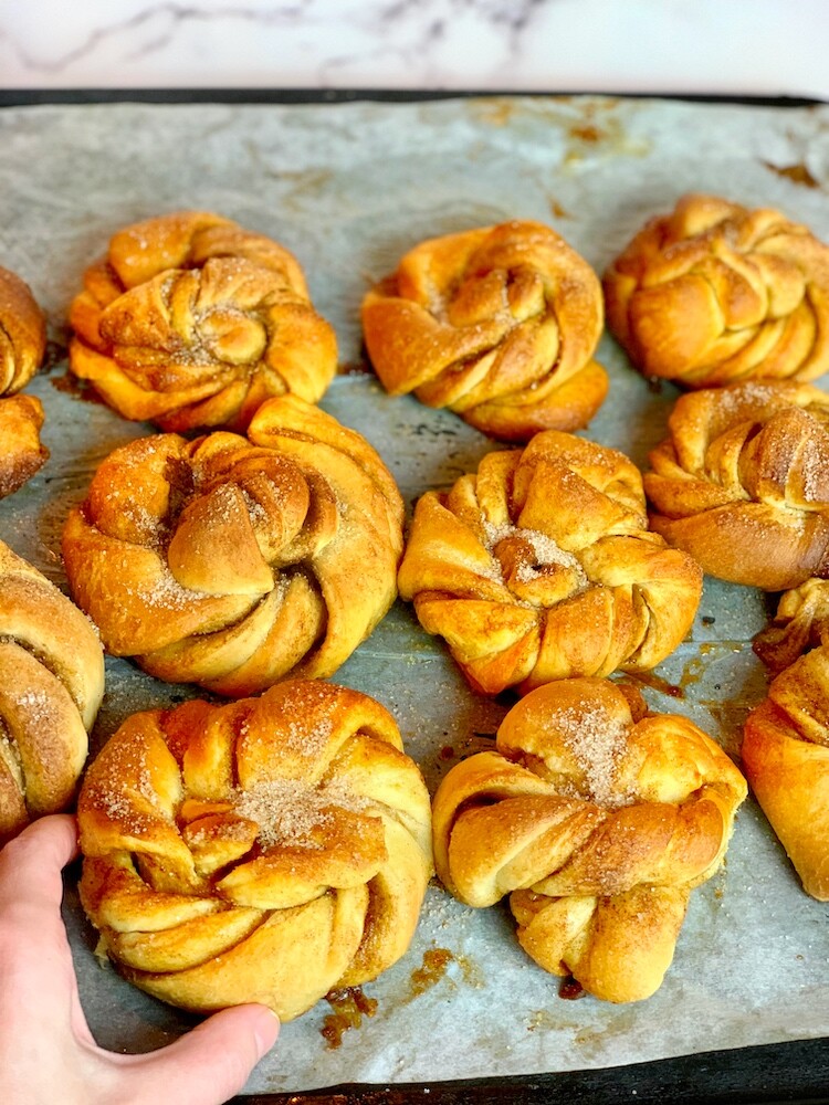 Best easy authentic Swedish Cardamom buns (+ vegan version) - Munchyesta