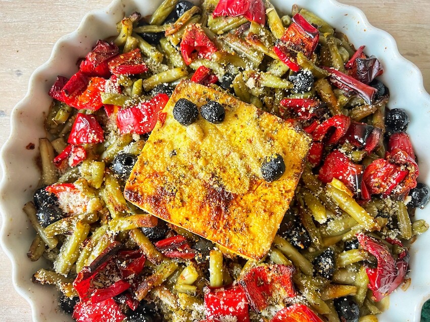 Baked Feta with peppers and olives recipe - Munchyesta