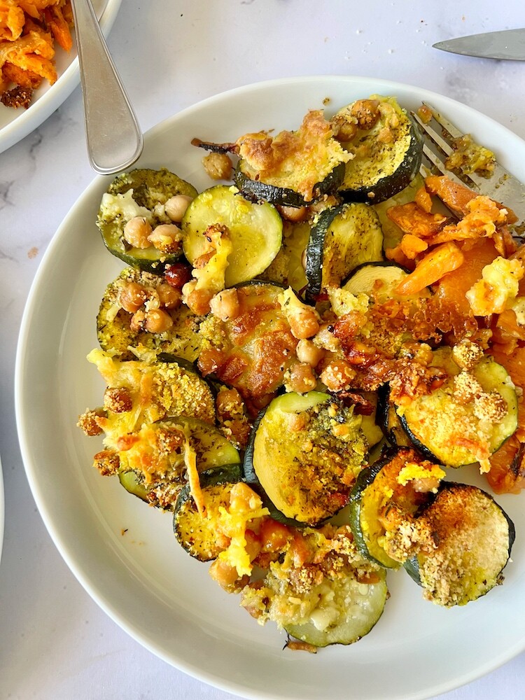 Crispy Zucchini sheet pan with mashed sweet potatoes recipe - Munchyesta