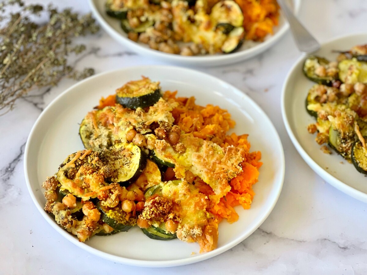 Crispy Zucchini sheet pan with mashed sweet potatoes recipe - Munchyesta