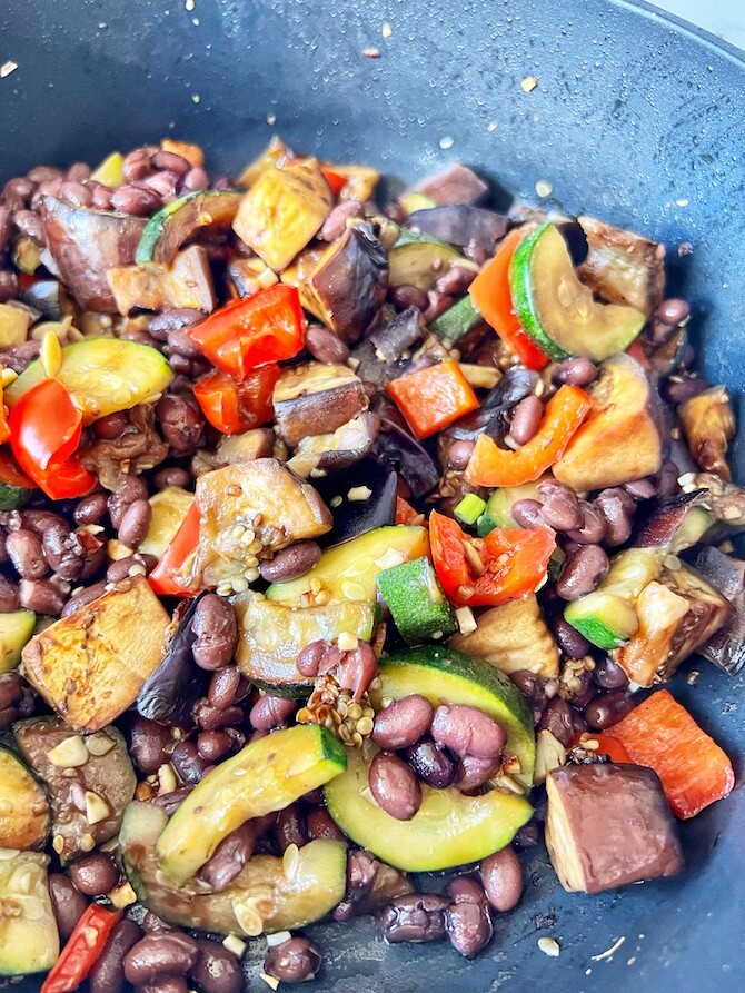 Easy Cowboy Chili Stew with Black Beans - Munchyesta