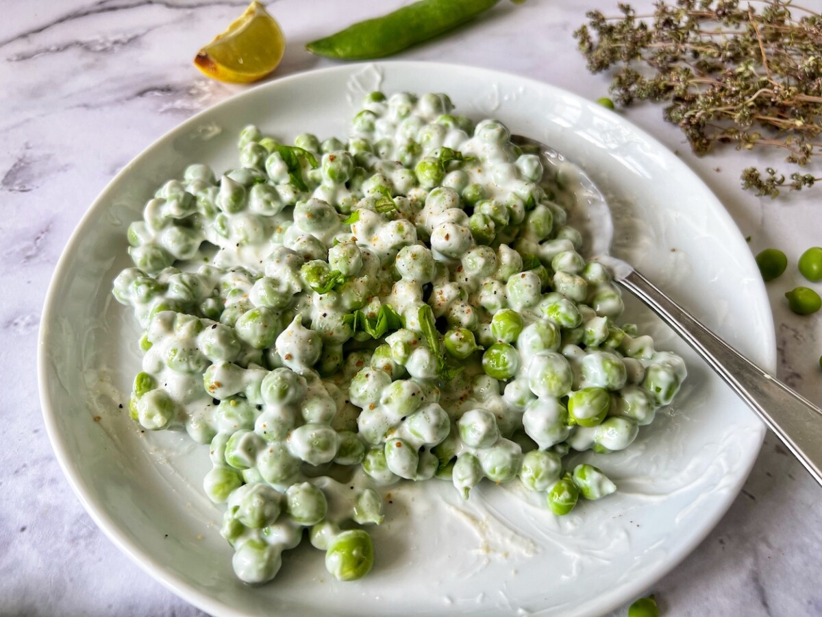 Easy healthy Creamy white pea dip with mint recipe - Munchyesta