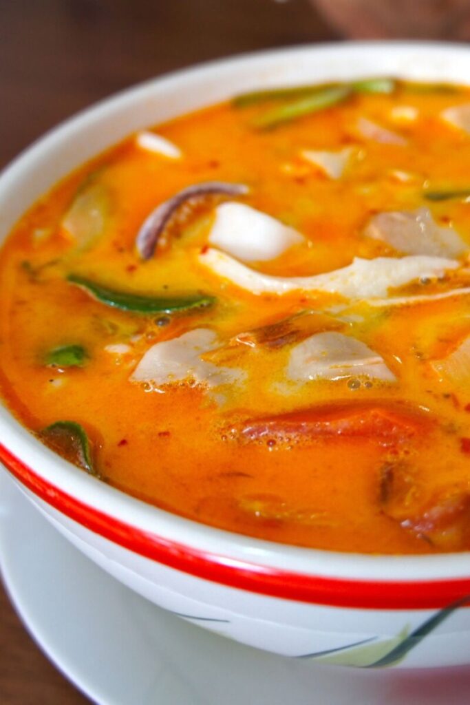 Simple Lau Thai recipe - Hot pot noodle soup (vegan) - Munchyesta