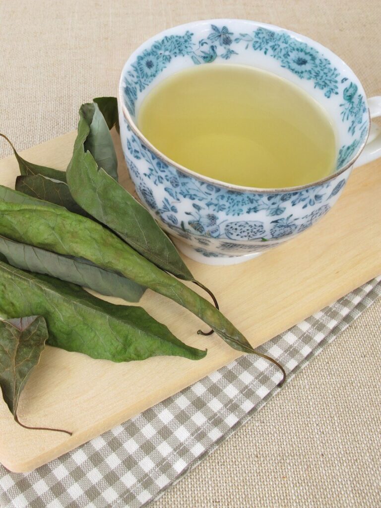 How to Make Avocado Leaf Tea: guide + health benefits - Munchyesta