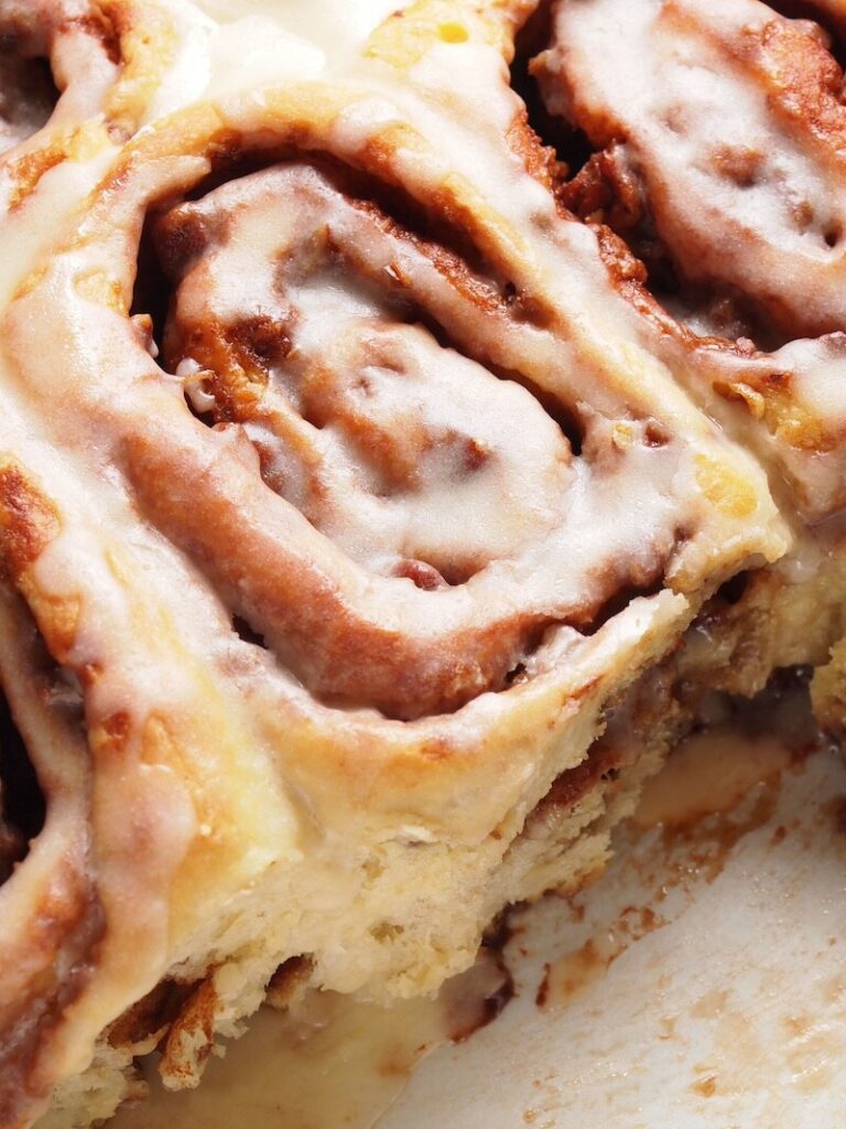Homemade cinnamon rolls: easy cinnamon roll recipe - Munchyesta