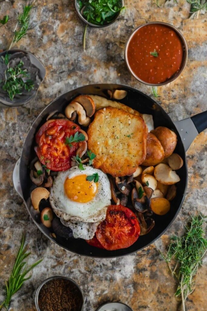 Full Irish fry-up with best Irish breakfast tomatoes - Munchyesta