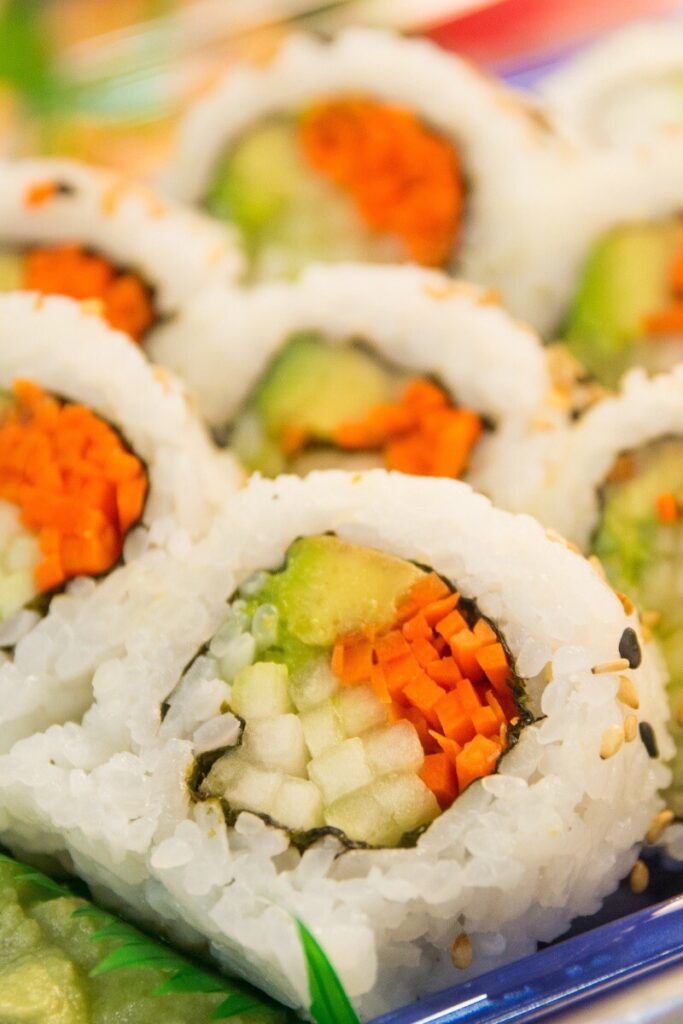 Crunchy Roll Sushi Recipe: vegan California rolls - Munchyesta