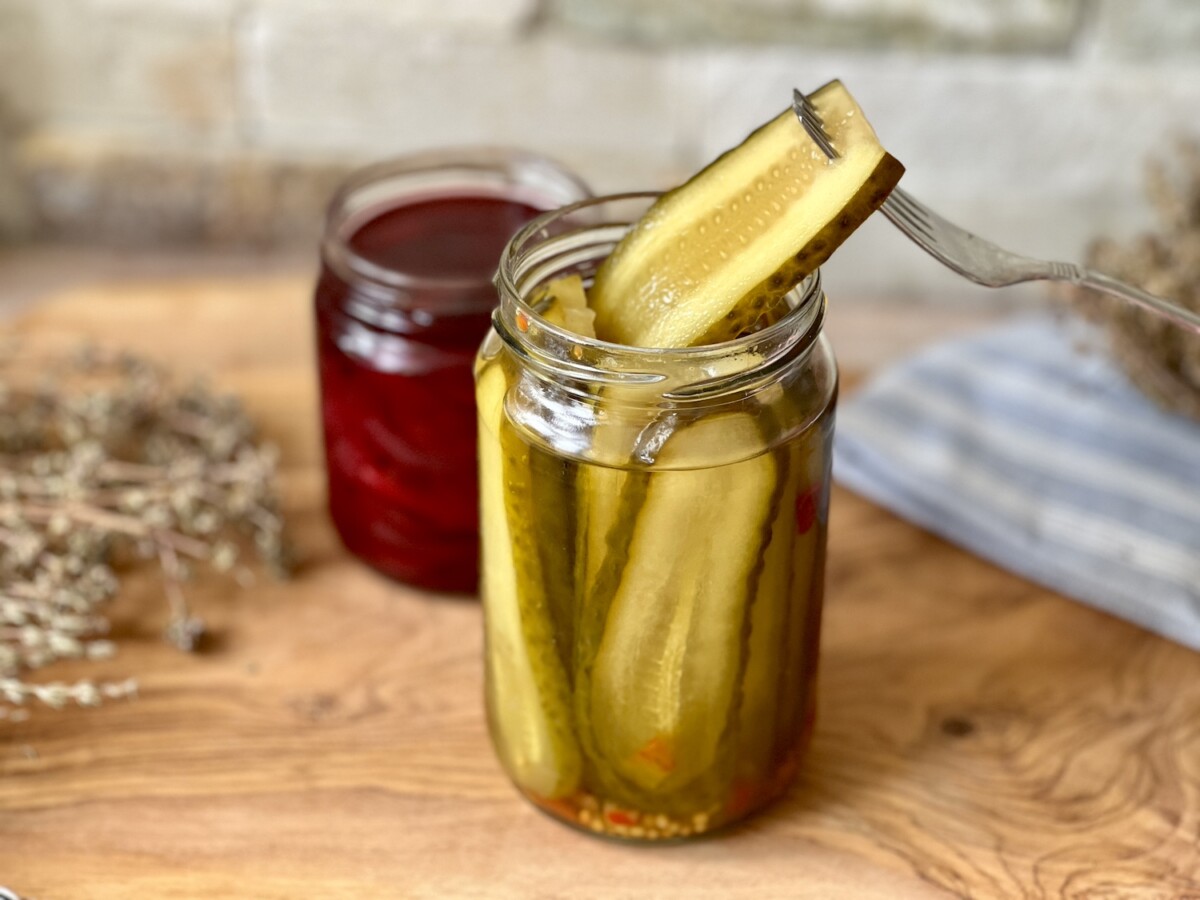 Easy Dill Pickle Canning recipe | How to make pickles - Munchyesta