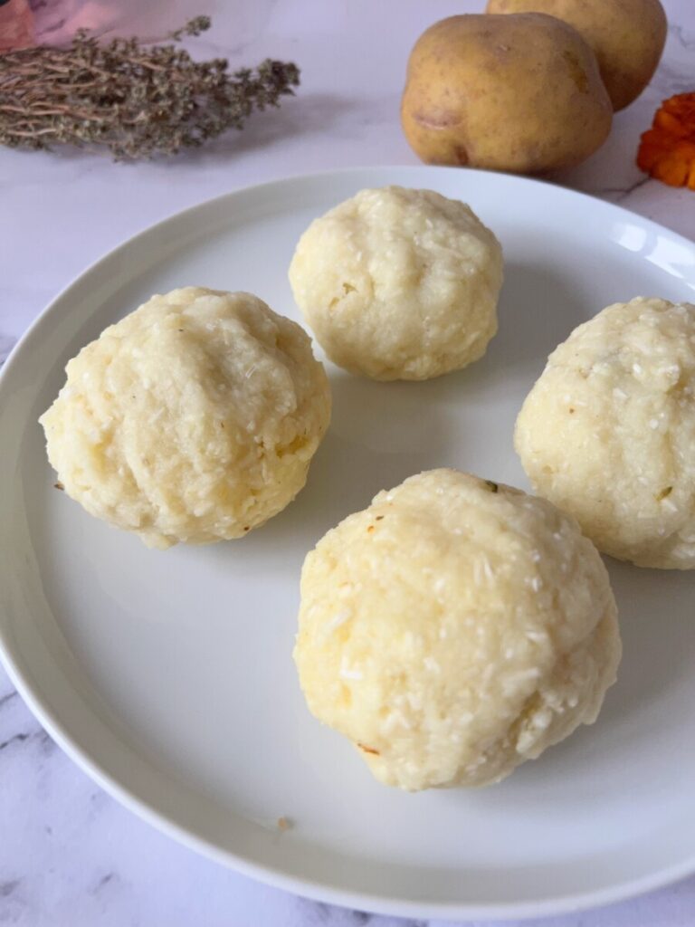 Easy German potato dumplings (Oma’s Kartoffelklöße) - Munchyesta
